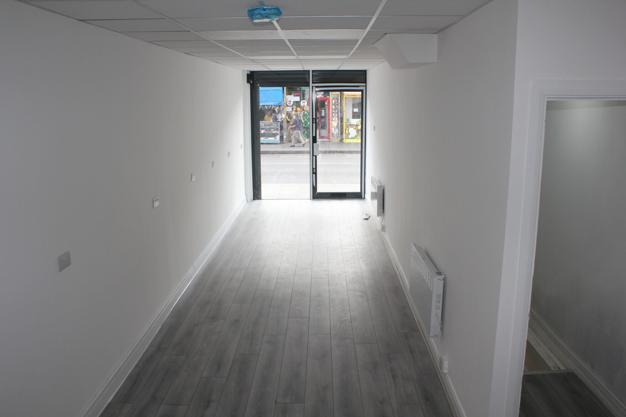 LET: 312 London Road, Croydon, CR0 2TJ – Ground floor lock-up shop with ...