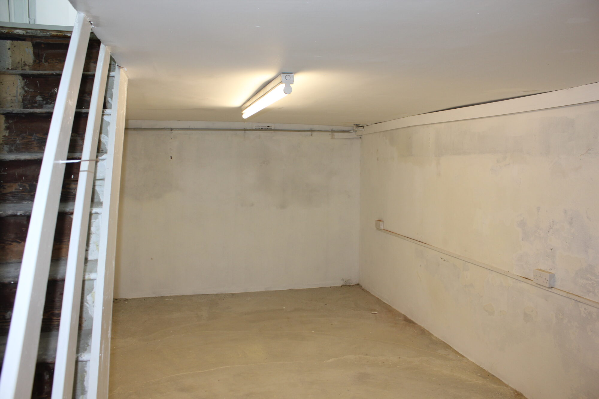 LET: 312 London Road, Croydon, CR0 2TJ – Ground floor lock-up shop with ...